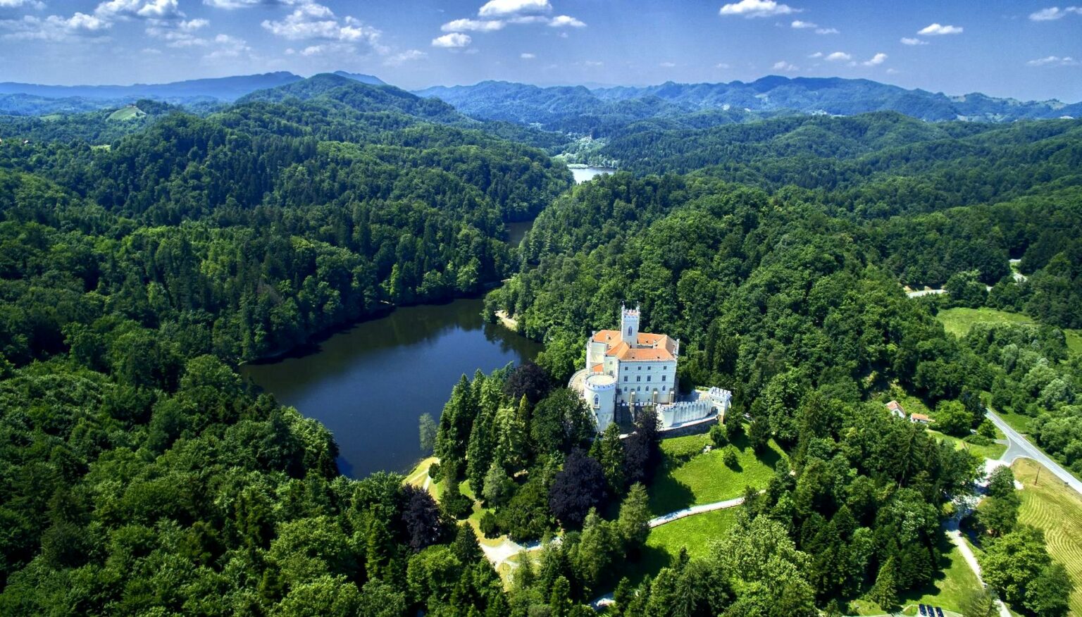 Dvor Trakošćan – dvorac iz bajke koji morate posjetiti (više puta ...